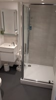 Quarto casal superior | Banheiro | Chuveiro, produtos de toalete grátis, secador de cabelo 