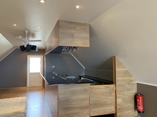 Double private Pod In Mixed Dormitory Room | Cozinha partilhada | Uma cafeteira/bule