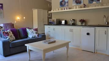 Haze Suite | Kitchenette privada | Um frigorífico, uma cafeteira/bule, uma chaleira elétrica