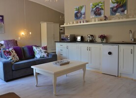 Haze Suite | Cozinha americana privada | Geladeira, cafeteira/chaleira, chaleira elétrica