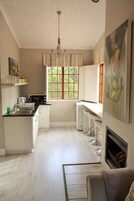 Estúdio luxo | Cozinha americana privada | Geladeira, cafeteira/chaleira, chaleira elétrica