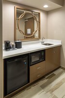 Estúdio, 1 cama king-size, não fumadores, frigorífico e micro-ondas | Kitchenette privada | Um frigorífico, um micro-ondas, uma cafeteira/bule