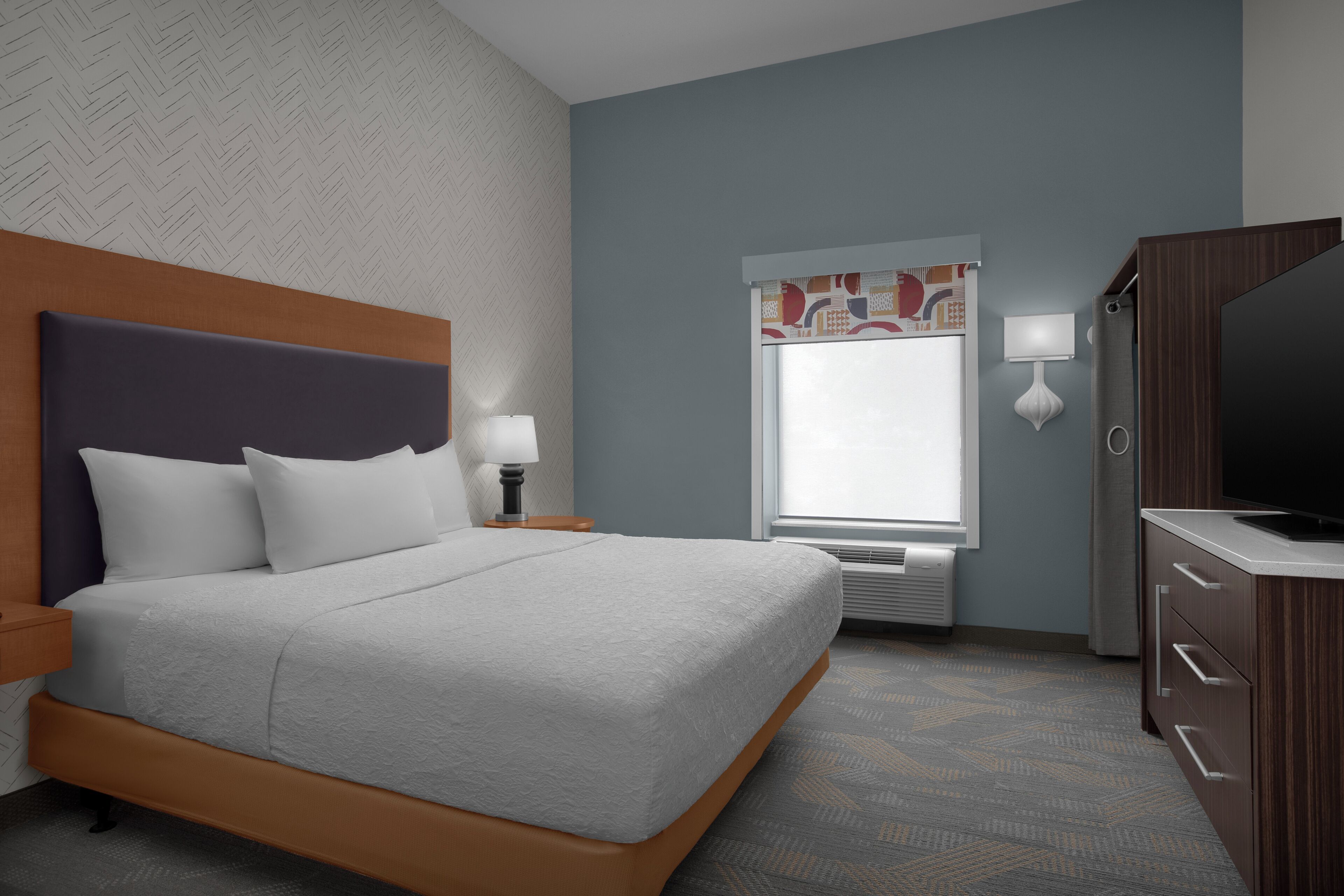 Suíte, 1 cama King, acessível (Mobility & Hearing, Roll-in Shower) | Cofres nos quartos, escrivaninha, ferros/tábuas de passar roupa