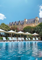 Piscina interna, piscina externa, espreguiçadeiras