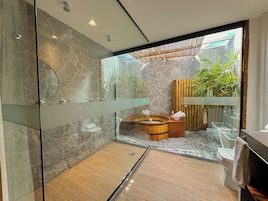 Quarto casal superluxo, 1 cama King | Banheiro | Chuveiro, chuveiro com efeito de chuva, produtos de toalete grátis 