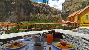 Café da manhã completo grátis todos os dias