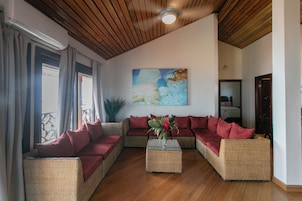 Penthouse de Luxo | Sala | Televisor LCD de 32 polegadas com canais por cabo, televisor