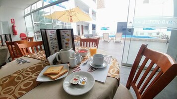 Café da manhã continental grátis todos os dias