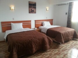 Quarto casal família | Roupas de cama premium, cofres nos quartos, escrivaninha