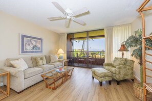 Apartamento em Condomínio Fechado, 1 quarto | Sala | Televisor, leitor de DVD 