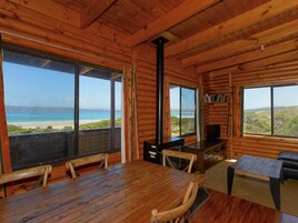 Cabana de Madeira Standard | Cozinha privada | Um frigorífico/congelador grande, um micro-ondas, um forno 