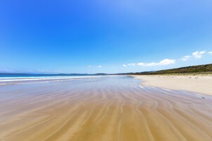 Perto da praia, praia de areia branca 