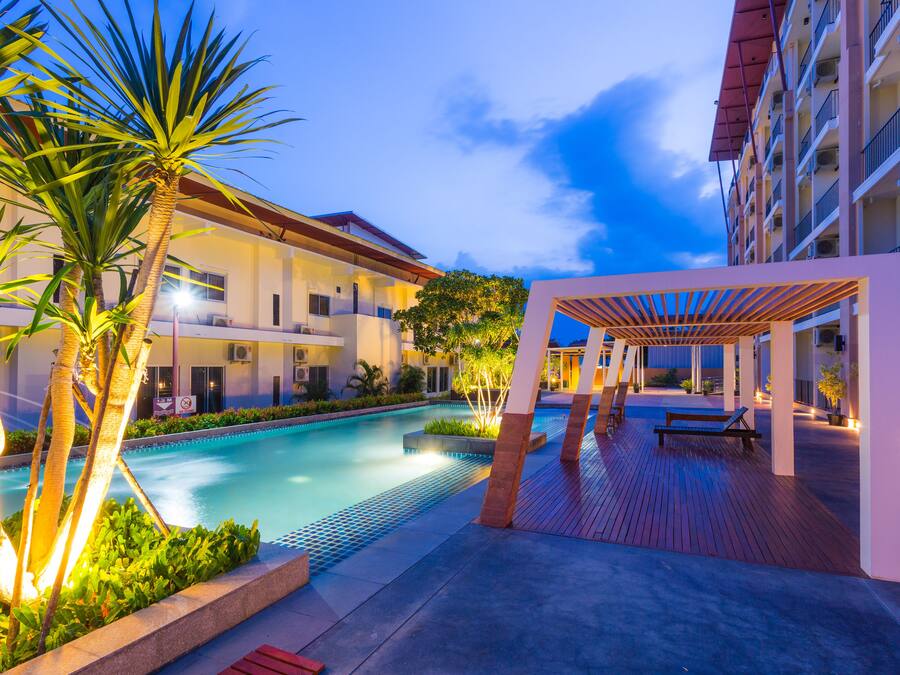 Piscina exterior, espreguiçadeiras