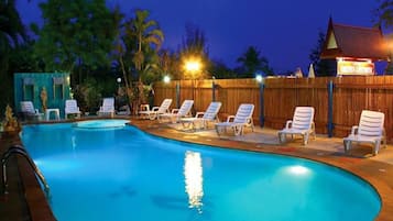 Piscina exterior, espreguiçadeiras