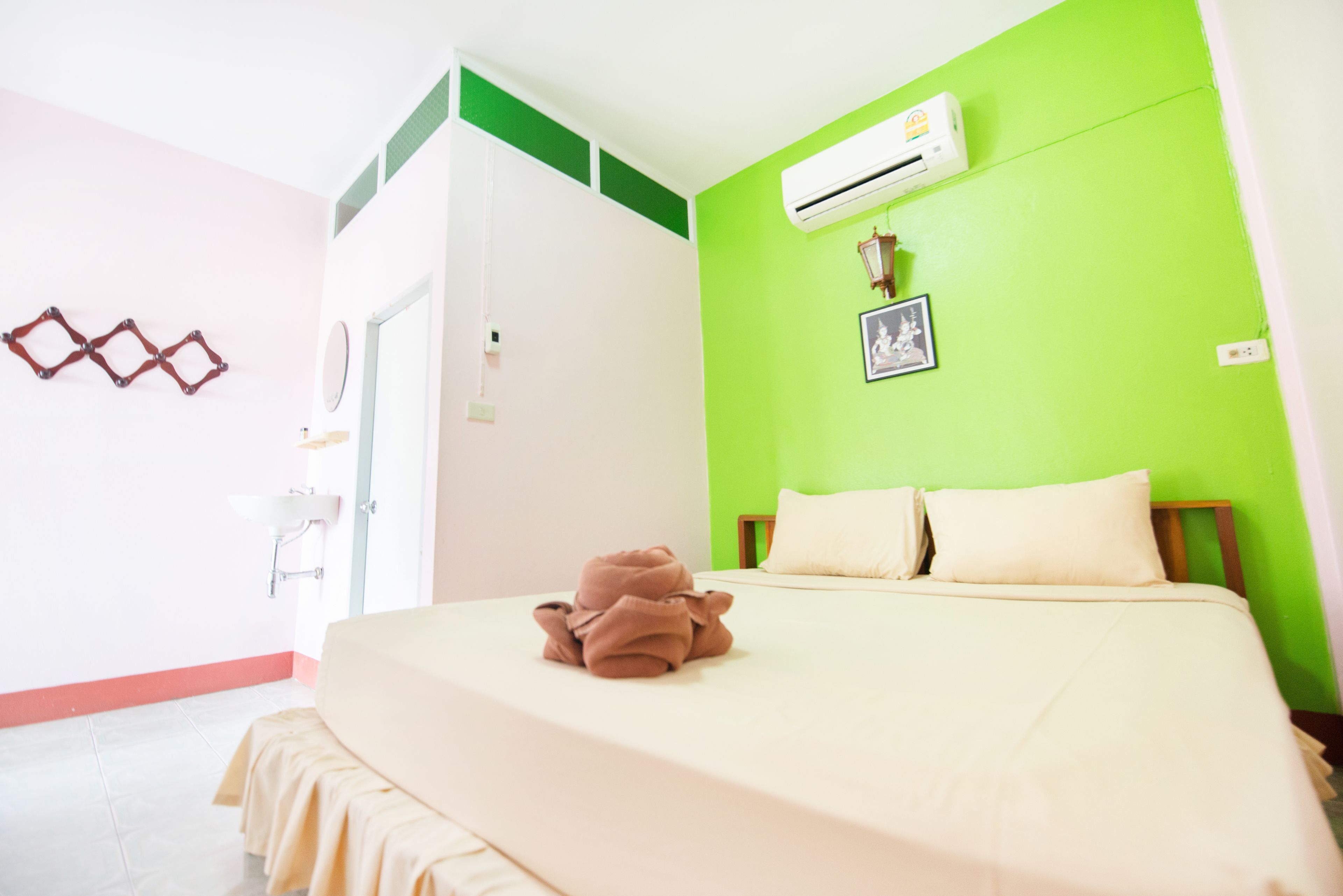 Cofre no quarto, secretária, camas desdobráveis 