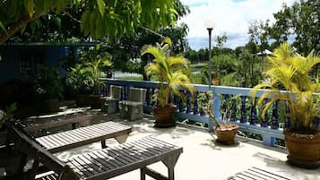 Terraço com espreguiçadeiras