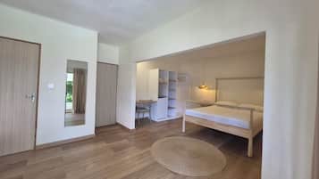 Quarto Duplo | Cofre com capacidade para portátil, ferro/tábua de engomar