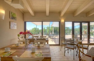 Café da manhã feito na hora grátis todos os dias