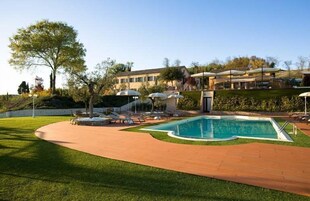 Piscina externa, funciona das 9h às 19h30, guarda-sóis, espreguiçadeiras