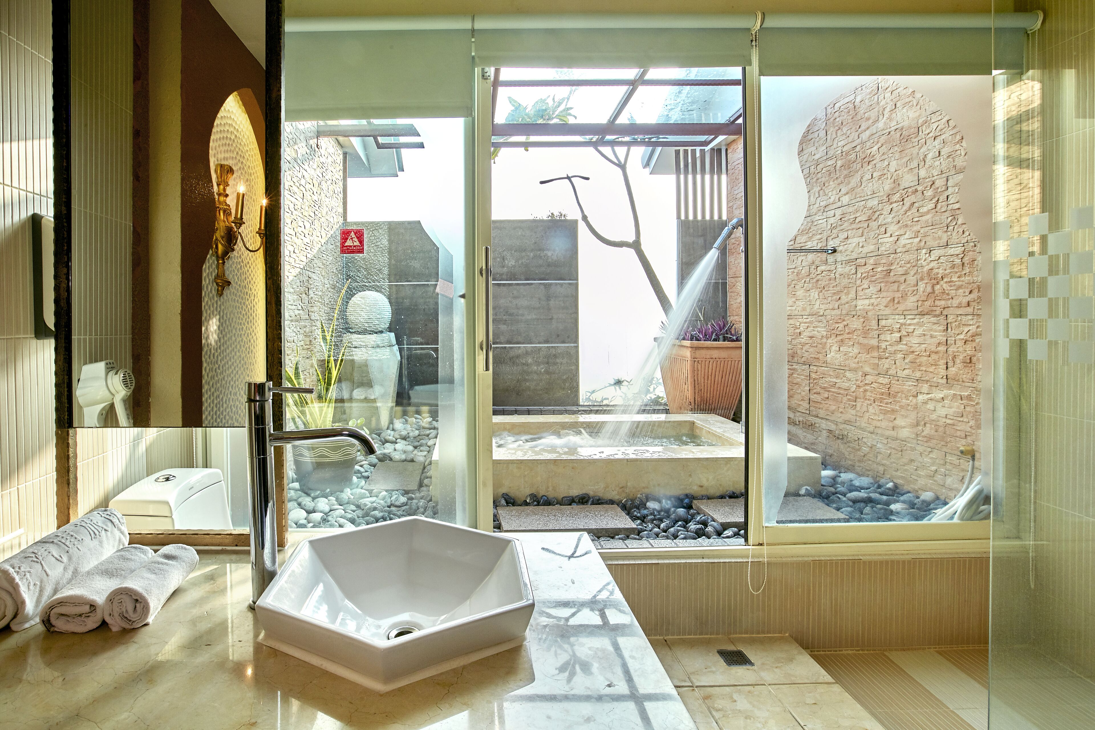 Quarto casal luxo | Banheira de hidromassagem particular