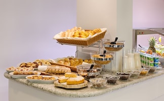 Pequeno-almoço tipo buffet diário mediante uma taxa 