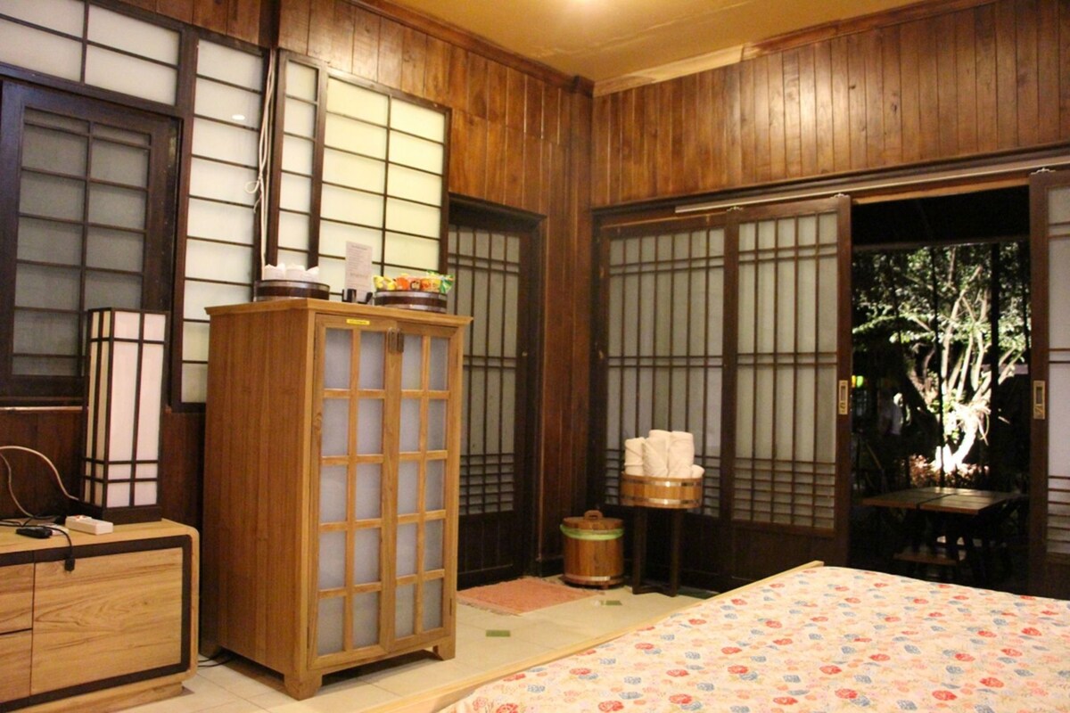 Minibar, cofre no quarto, secretária, cortinas/cortinados opacos 