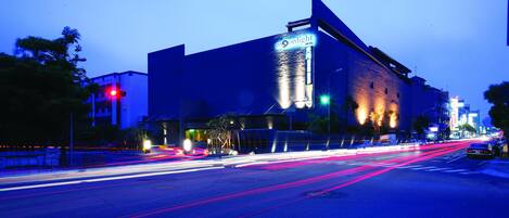 Fachada da propriedade à noite