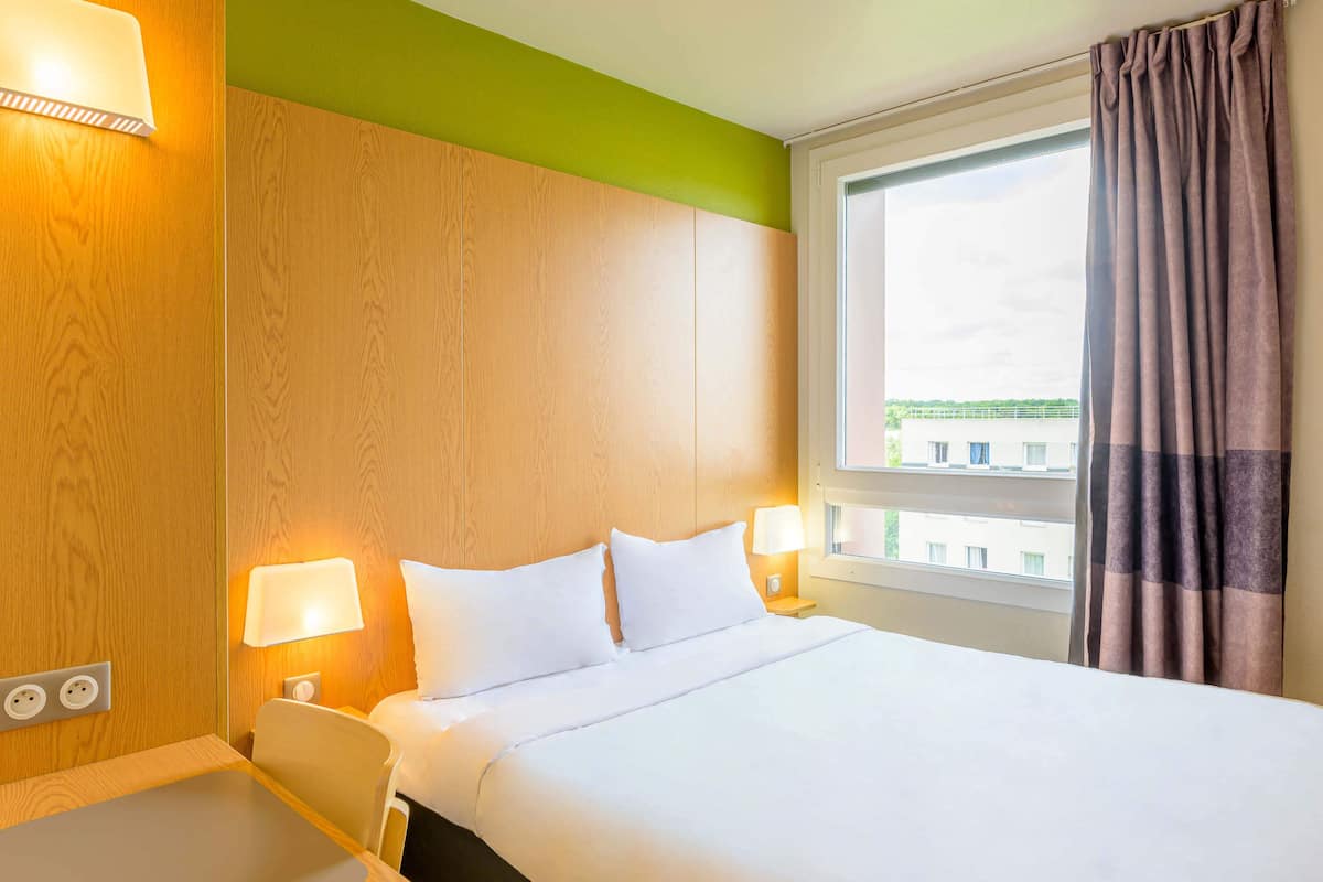 Roupas de cama premium, escrivaninha, quartos à prova de som