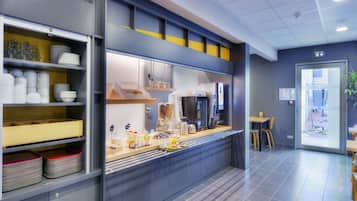 Café da manhã com buffet todos os dias mediante uma taxa