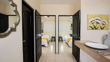 Apartamento, 2 quartos | Cozinha privada | Geladeira, micro-ondas, talheres/pratos/utensílios de cozinha