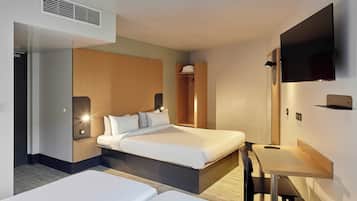Quarto quádruplo | Escrivaninha, quartos à prova de som, Wi-Fi de cortesia, roupa de cama