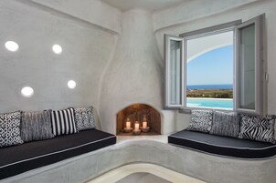 Three-Bedroom Villa outdoor Tub | Área de estar | TV de tela plana