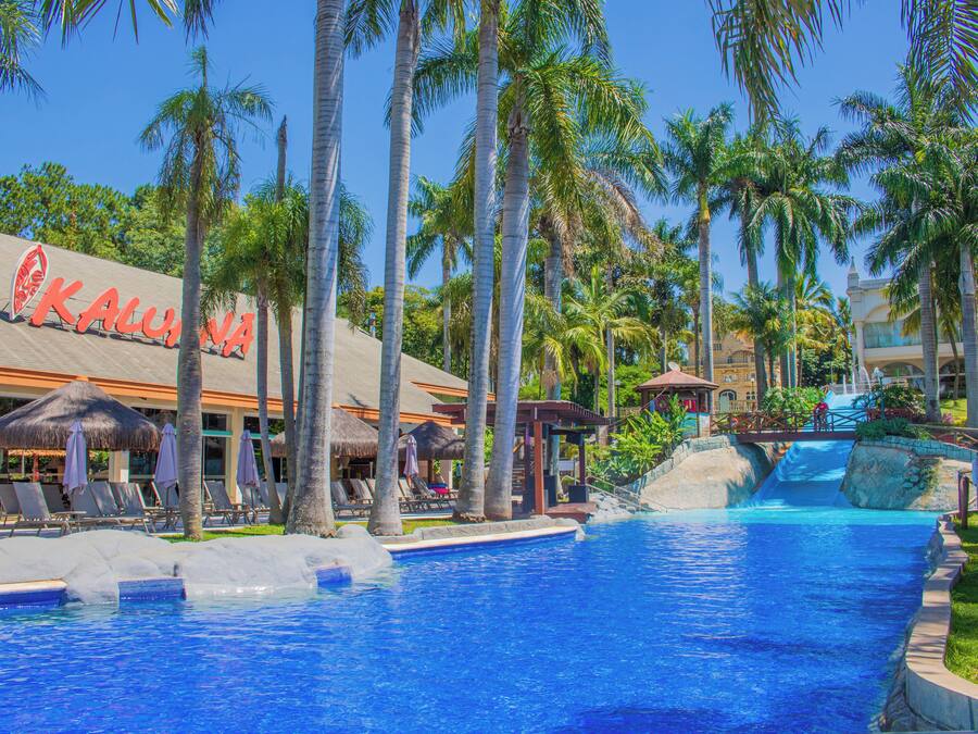 Piscina interior, piscina exterior, espreguiçadeiras