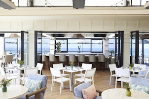 5 bares/lounges, um bar junto à piscina, um bar de praia