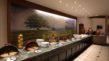 Pequenos-almoços, almoços, jantares servidos, cozinha internacional