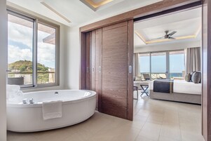 Luxury Penthouse One bedroom suite Ocean view terrace jacuzi Diamond Club | Casa de banho | Uma combinação polibã/banheira, uma banheira de hidromassagem 