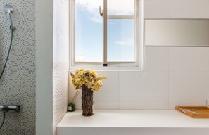 Escrivaninha, quartos à prova de som, Wi-Fi de cortesia, roupa de cama