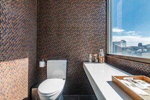 Quarto Duplo Superior, 1 cama de casal | Casa de banho | Um polibã, um secador de cabelo, chinelos, toalhas fornecidas