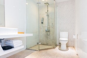 Quarto Quádruplo | Casa de banho | Um polibã, um secador de cabelo, chinelos, toalhas fornecidas