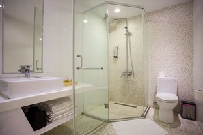 Quarto Quádruplo | Casa de banho | Um polibã, um secador de cabelo, chinelos, toalhas fornecidas