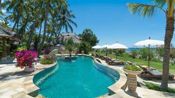 Piscina exterior, guarda-sóis, espreguiçadeiras