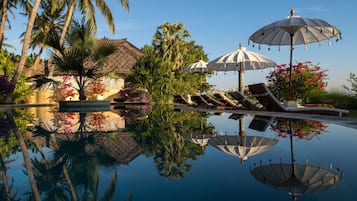 Piscina externa, guarda-sóis, espreguiçadeiras