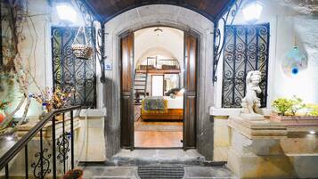 Duplex Stone Room | Roupas de cama premium, individualmente decorados