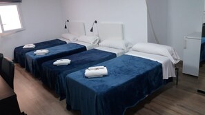 Quarto Duplo, 2 camas individuais | Secretária, cortinas/cortinados opacos, berços/camas para crianças 