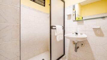 Um polibã, toalhas fornecidas, sabão, champô