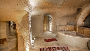 Superior Cave Suite  | 1 quarto, roupa de alta qualidade, edredões de penas, minibar