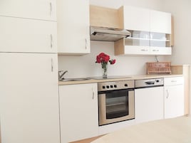 Condo conforto, 1 quarto, vista para a montanha, no jardim (Top 1) | Cozinha privada | Geladeira grande, fogão, cooktop, lava-louças