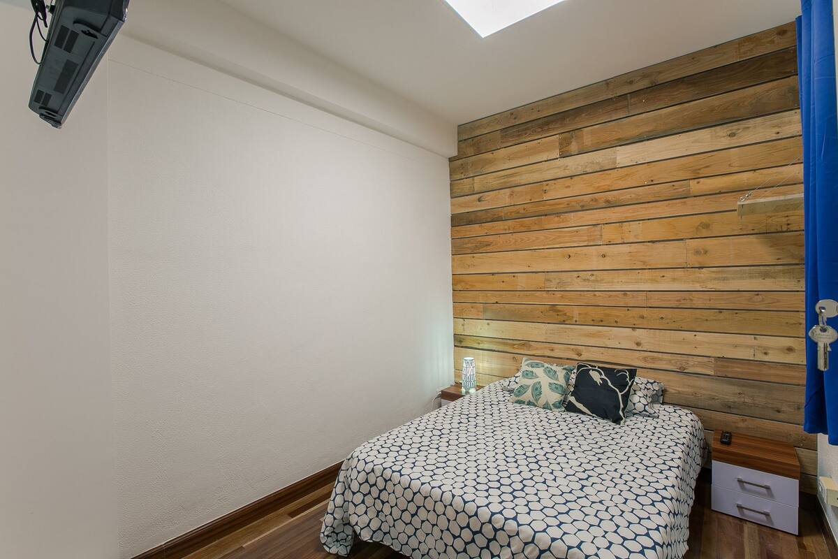 Quarto casal, banheiro compartilhado | Cortinas blackout, Wi-Fi de cortesia