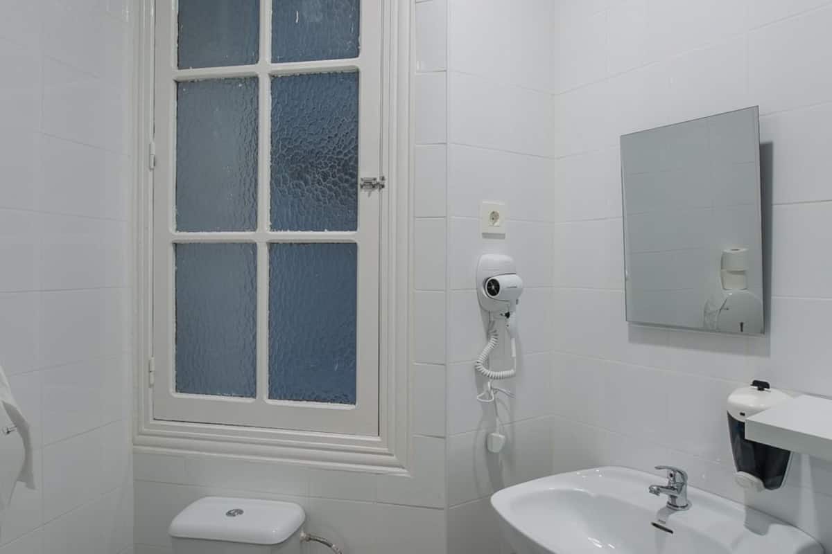 Chuveiro, produtos de toalete grátis, secador de cabelo