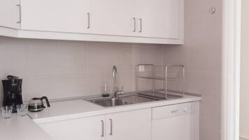 Apartamento, 4 quartos, Vista para a cidade | Cozinha privada | Um frigorífico/congelador grande, um micro-ondas, um forno